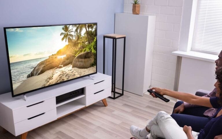 How to Clean Flat Screen TV Without Streaks | Little House Lovely Home